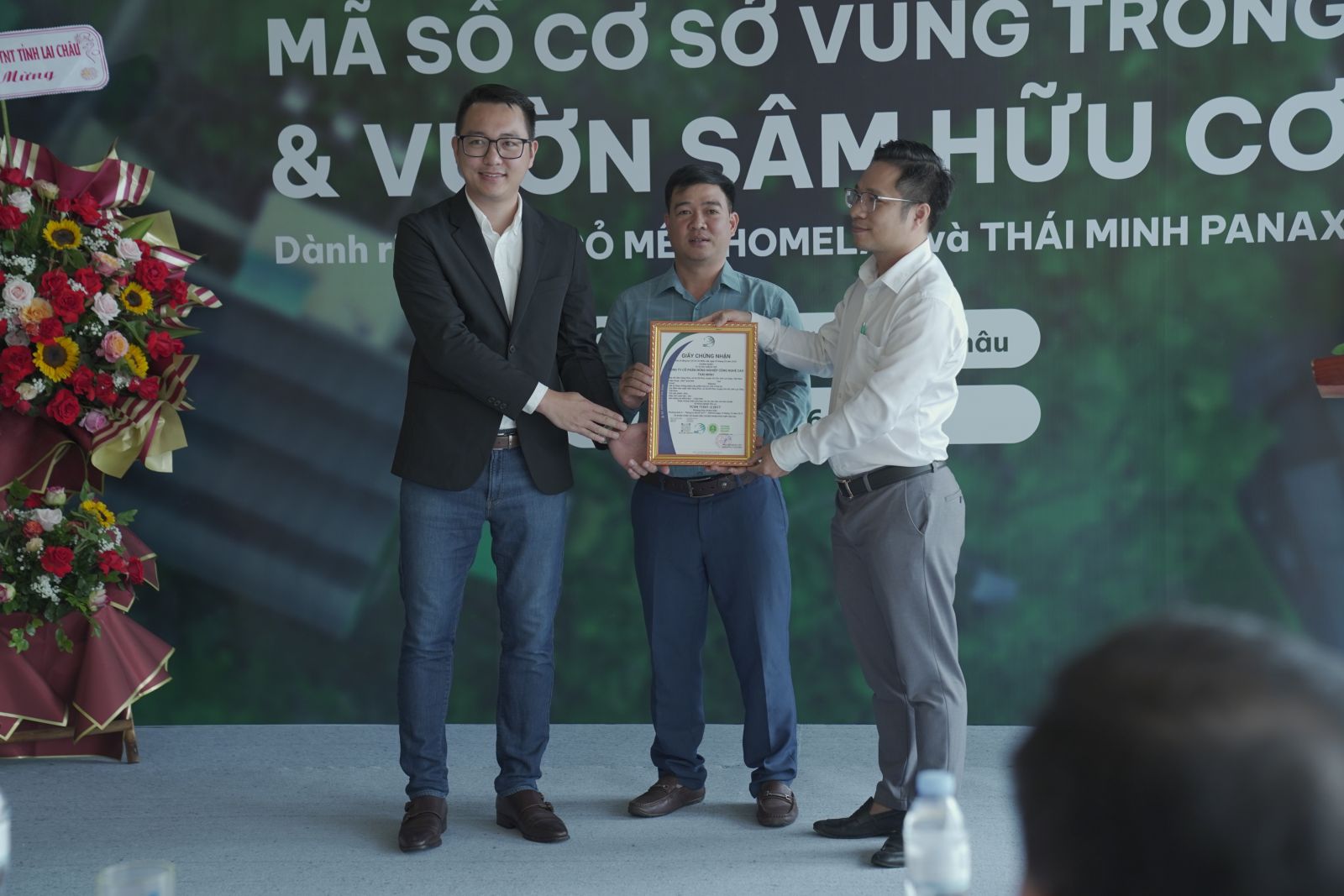 Trao Chứng nhận mã số cơ sở trồng Sâm Lai Châu và Chứng nhận vườn Sâm đạt tiêu chuẩn hữu cơ